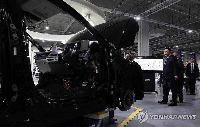 컨베이어벨트 없는 車공장 찾은 尹 K 자동차 미래 종합