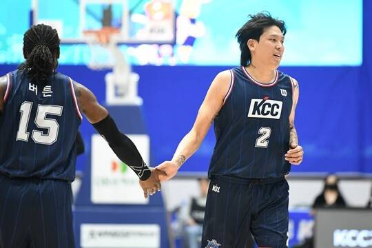 [KBL 컵대회] ‘1Q 15-33 -> 2Q 39-12’ KCC, LG에 역전승 … 1승 1패로 대회 종료