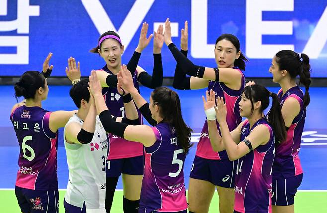 ‘투트쿠·김연경 37득점 합작 흥국생명 현대건설 잡고 개막전 승 V리그
