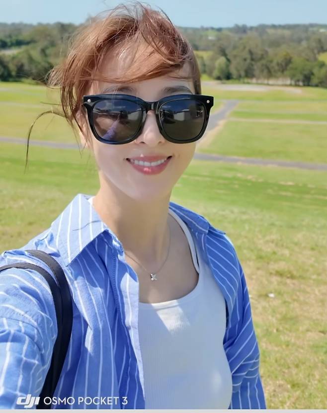 한혜진 9살 딸과 호주 브리즈번 스트라이프 셔츠 입고 청순한 동안 미모 뽐내 뷰티는 내운명