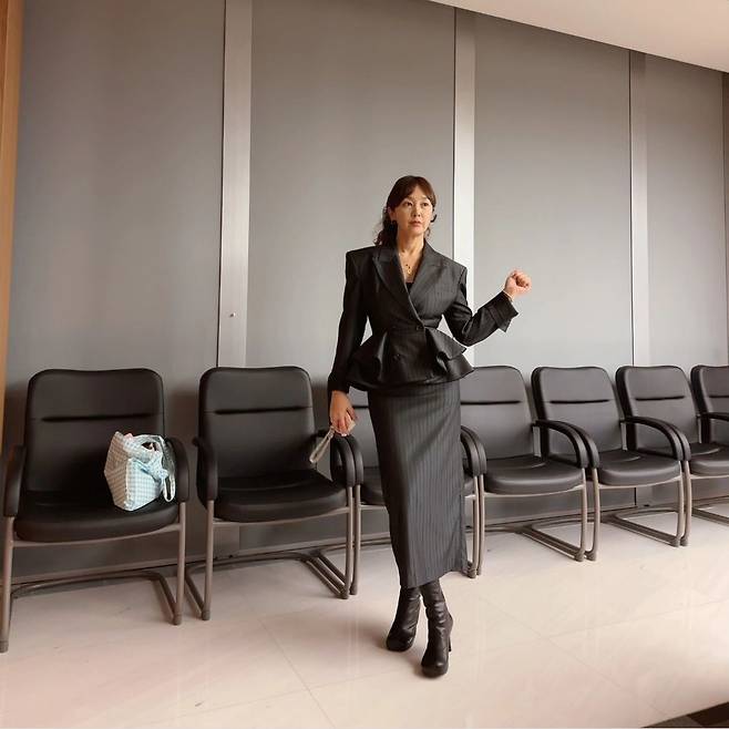 이승연 본부장 아들 비주얼 깜짝 56세 파워동안 슈트핏 셋업룩 뷰티는 내운명