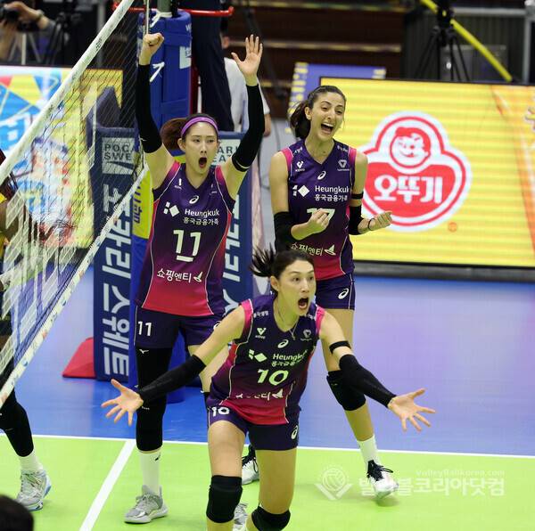 블로킹 성공 환호하는 김연경 김수지 투트쿠