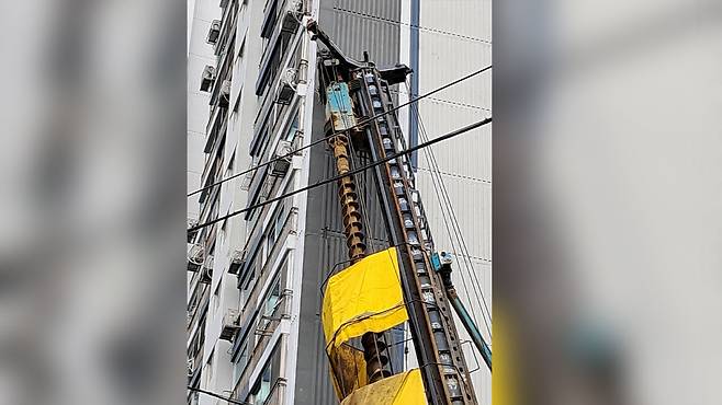 서울 광진구 공사장 거중기 넘어져 아파트에 부딪혀