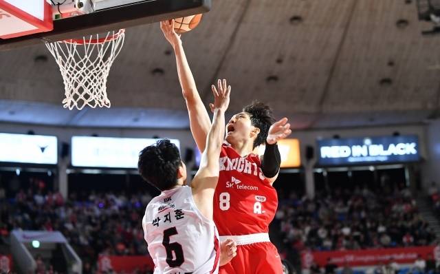 달리고 또 달린 SK, 우리가 아는 ‘붉은 기사단’이 돌아왔다…‘19회’ 무한 속공→정관장 ‘멘탈 붕괴’ [KBL]