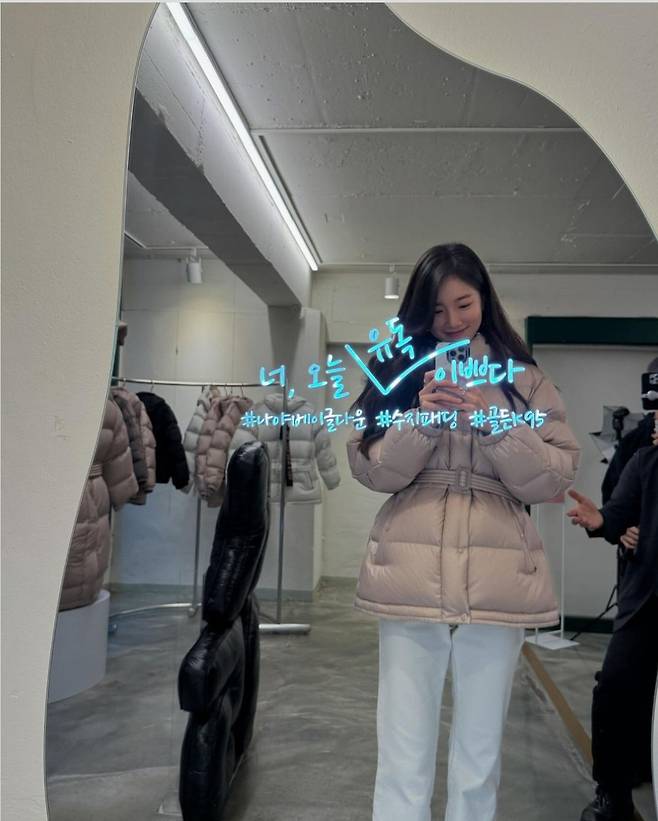 수지 성수동에 뜬 국민 첫사랑 여신 미모 돋보이는 세련된 겨울 벨트 패딩룩 스타와 패션