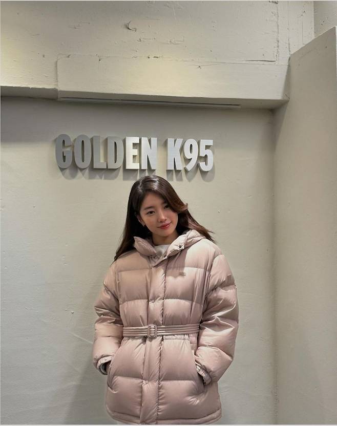 수지 성수동에 뜬 국민 첫사랑 여신 미모 돋보이는 세련된 겨울 벨트 패딩룩 스타와 패션