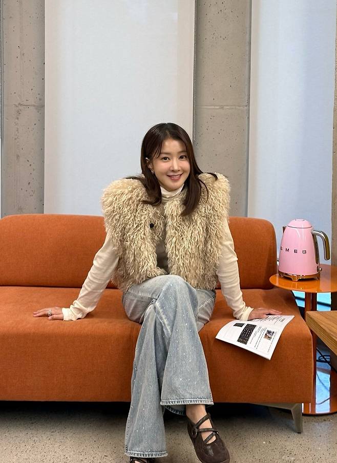 이시영 기은세 응원 일찍 꺼내 입은 볼레로 깃털 퍼 베스트 나들이룩 패션엔