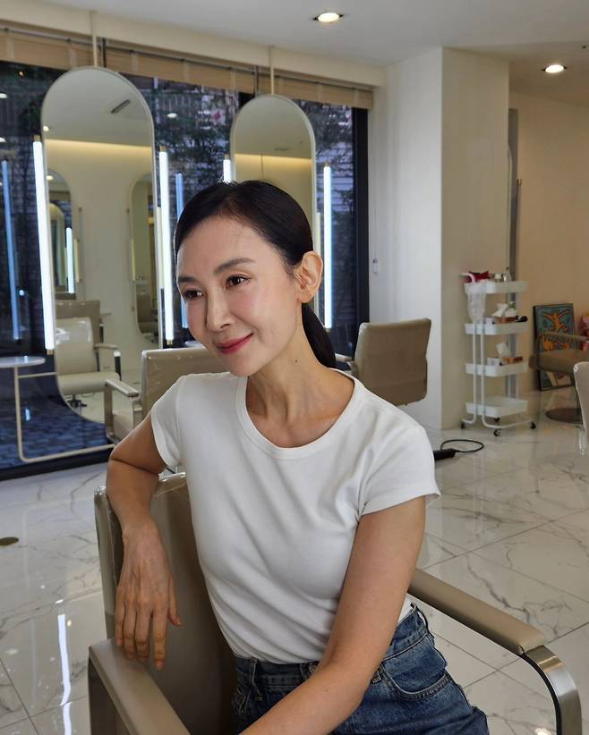 채시라 56살 맞아 흰티에 청바지만 입어도 빛나는 동안미모 스타픽