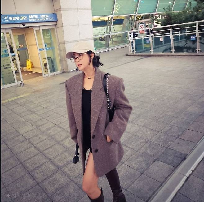 솔비 15kg 감량 후 깡마른 뒤태 극세사 다리 돋보인 하의실종 오버핏 재킷 출국룩 뷰티는 내운명