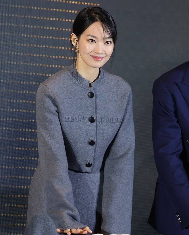 신민아 우아한 머메이드 핏 살짝 크롭도 아름다운 예술인 그레이 셋업룩 스타와 패션