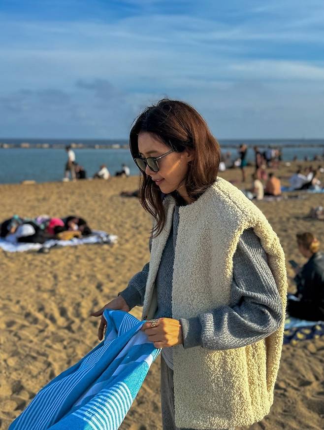 채정안 바르셀로나 바닷가 힐링 뽀글이 하나면 Ok 플리스 베스트 피크닉룩 패션엔