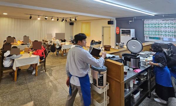 사랑으로 버무린 ‘천원의 밥상 거리의 아이들 먹는 ‘영의 양식