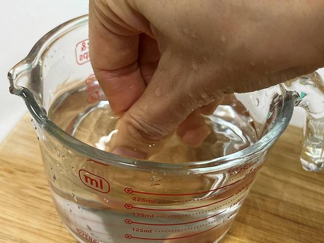 손에 커피 가루를 발라 보세요 강력한 효과에 모두가 놀랍니다 텐꿀팁