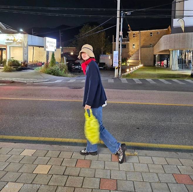 공효진 ‘역시 공블리 빵 사러 가는 길도 힙스터 빨간 스카프 두른 독보적 가을룩 뷰티는 내운명