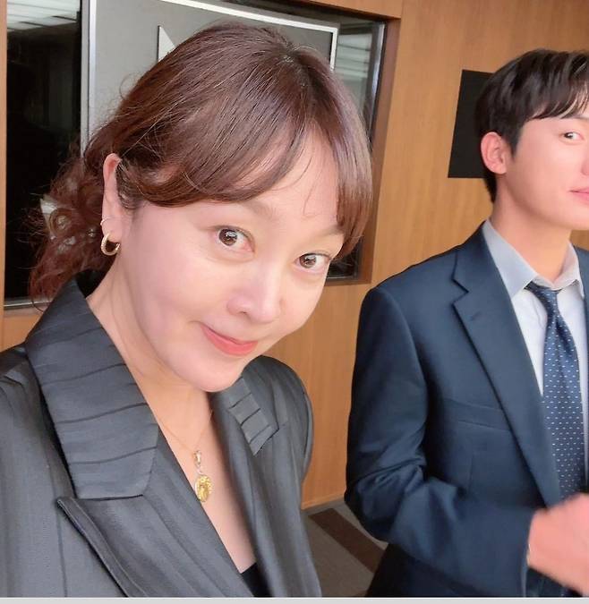 이승연 원조 세련미의 귀환 풍성한 웨이브 헤어오렌지 립으로 용감무쌍 매력발산 뷰티는 내운명