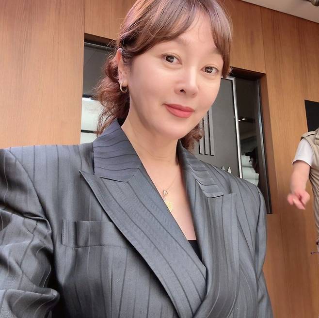 이승연 원조 세련미의 귀환 풍성한 웨이브 헤어오렌지 립으로 용감무쌍 매력발산 뷰티는 내운명