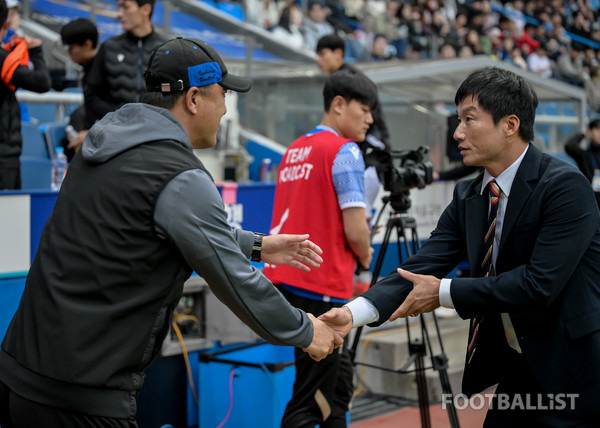 포토 경기 전 악수 최영근 감독과 이정효 감독