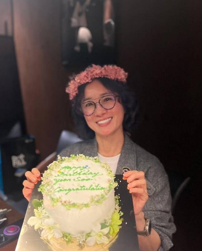 오연수 손지창과 꿀 떨어지는 생일파티 꽃 화관 쓴 그레이 시밀러룩 스타와 패션