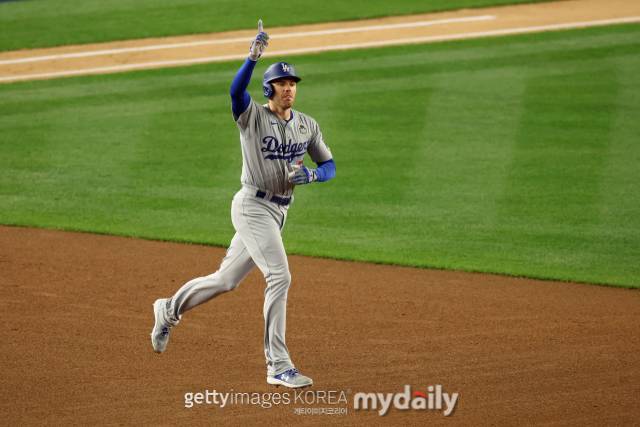 'MVP 가져와!' 프리먼 홈런-홈런-홈런! LAD, WS 우승까지 '-1승'…'3패' 양키스 최악의 오심에 울었다 [WS3]
