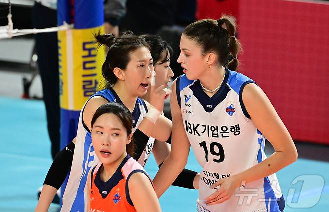 빅토리아 37점 기업은행 풀세트 끝 정관장에 시즌 첫 패배 안겨