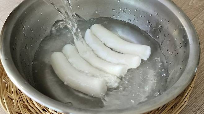 냉동떡은 이렇게 해동하세요 이것만 부으면 새 떡처럼 맛있게 됩니다 최주부