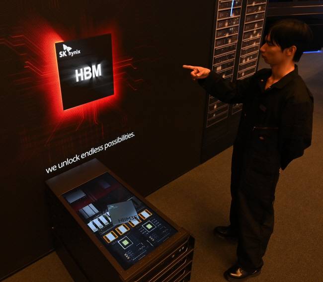 36GB HBM 세계 첫 양산 성공… ‘AI밸류체인 제국’으로 발돋움[창간 33주년 특집]