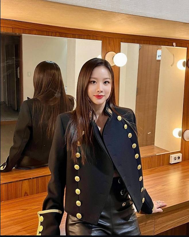 솔지 배드민턴 치더니 살이 확 빠졌네 여신이 따로 없는 가죽 쇼츠룩 뷰티는 내운명