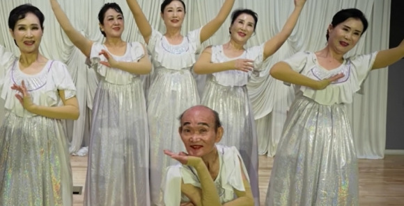 원피스에 립스틱 바른 ‘통아저씨70년 만에 어머니 재회한 사연