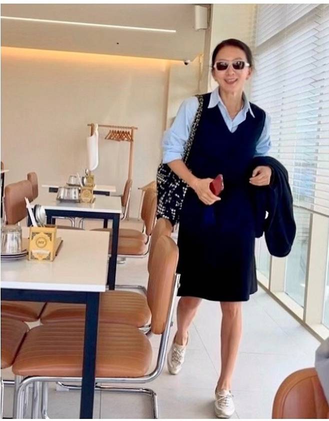 김희애 57세의 우아함 세련된 셔츠 베스트 레이어드룩 스타와 패션