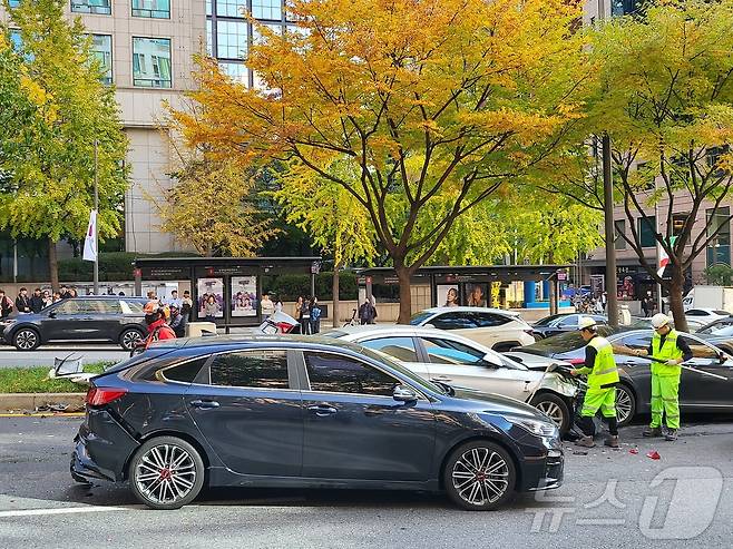 단독 강남역 8중 추돌 사고20대 여성 운전자 현행범 체포