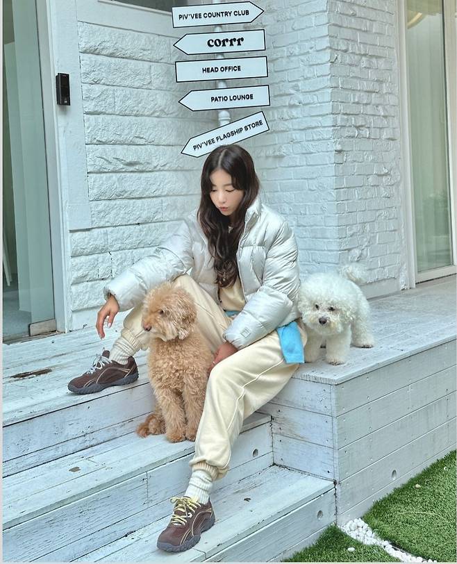 기은세 올해 첫 숏패딩 한사이즈 크게 입어 포근해댕댕이와 외출 미소 유발 스타와 패션
