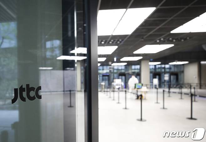 '여기자 강제추행' 전 JTBC기자 첫 재판…일부 범행 사실 부인