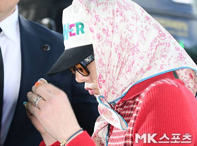지드래곤 꽃무늬 할머니 패션도 트렌디해 스카프 두른 힙스터 공항패션 뷰티는 내운명
