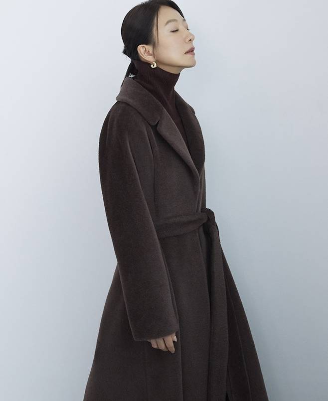 김희애 우아한 겨울의 시작 시대를 초월한 멋 클래식한 테일러드 코트룩 패션엔