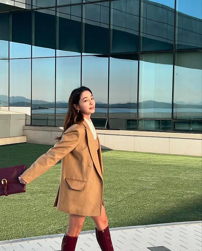 이민정 미니 원피스와 부츠 힐 신고 가을무드 라이프업