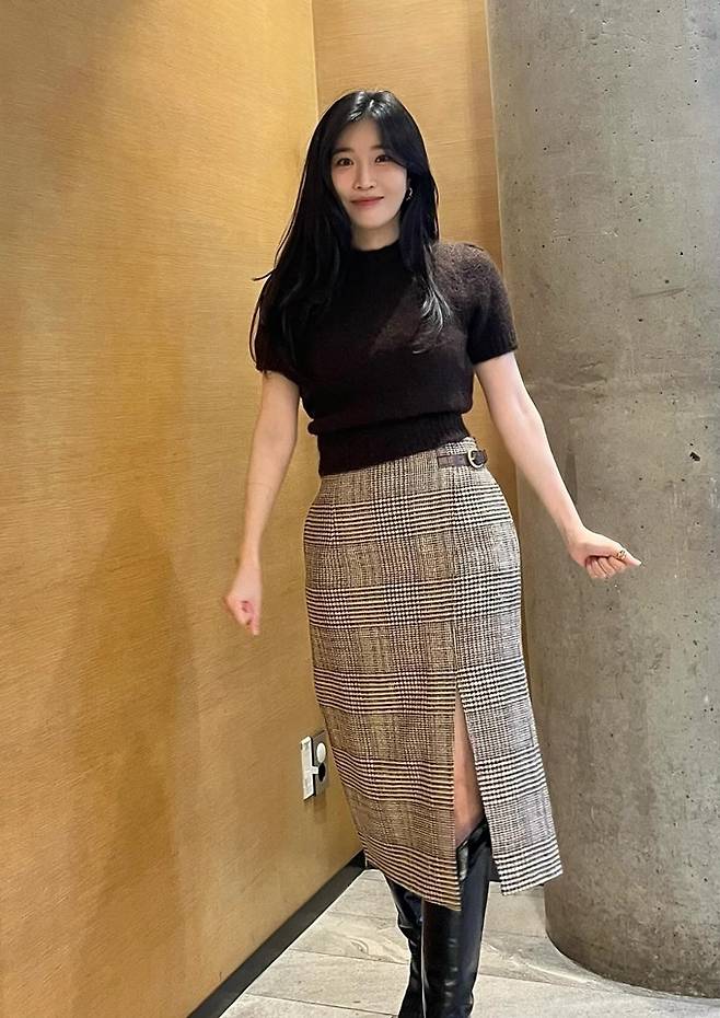 이해리 2년차 새댁의 단아미 슬릿 롱스커트와 블루종 재킷 댄디한 투피스룩 패션엔