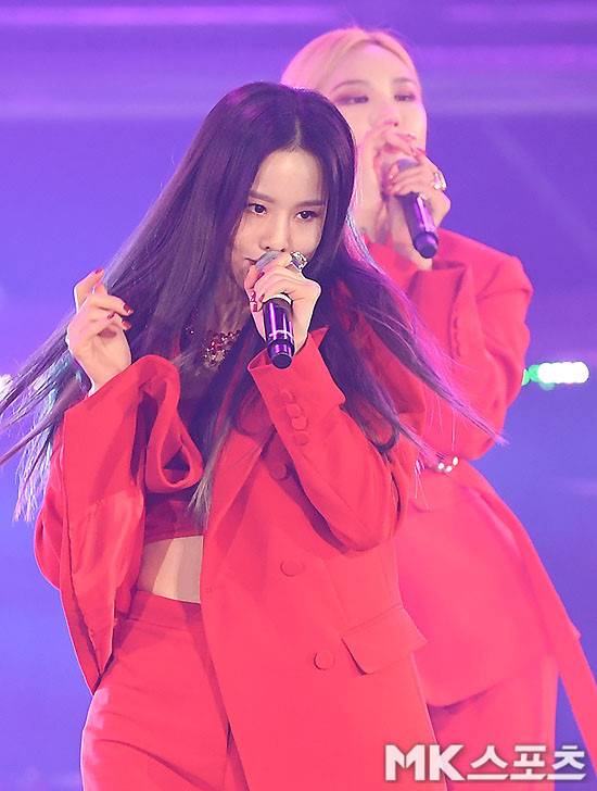 첫 정산금으로 침대 위 현금 산 쌓아버린 효녀가수 연예는 내운명