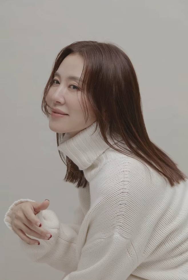 이일화 이런 노출 처음이야 53세 나이 잊은 고혹적 컷아웃 원피스룩 뷰티는 내운명