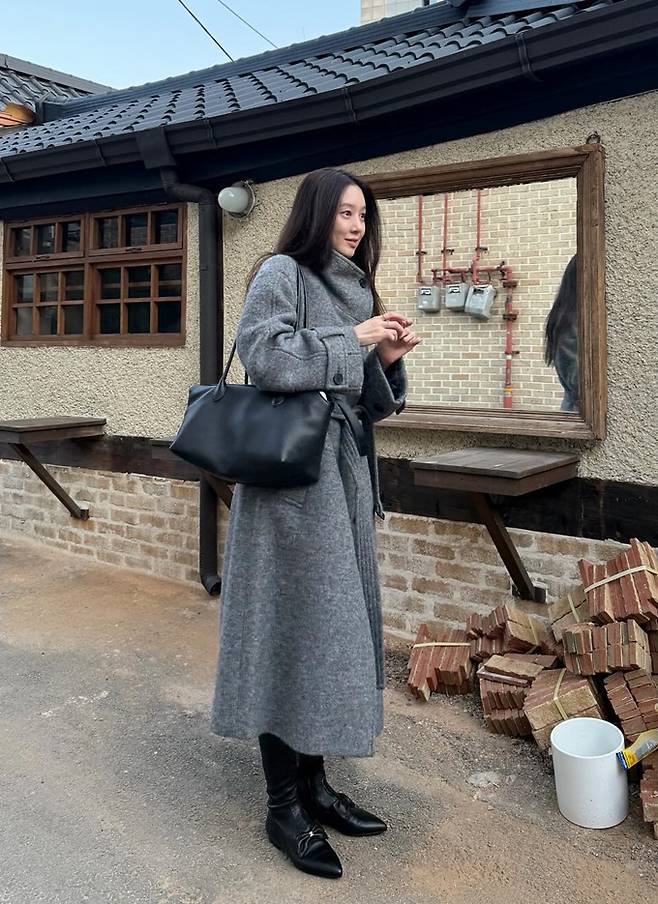 정려원 늦가을 코트 멋 제대로 가을 여자의 멋스러운 벨티드 코트룩 패션엔