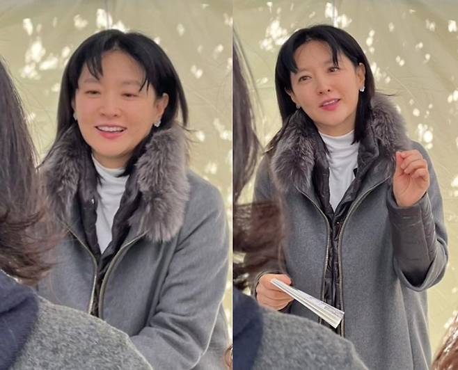 이영애 아들 학교 바자회 완판에 신바람 ‘학급 최고 미모 엄마의 우아한 퍼 코트룩 스타와 패션