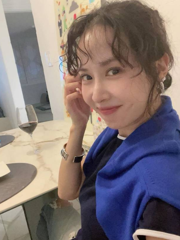조여정 뽀글머리로 더욱 상큼하게 올블랙 체크 셔츠로 뽐낸 힙한 일상 룩 스타와 라이프