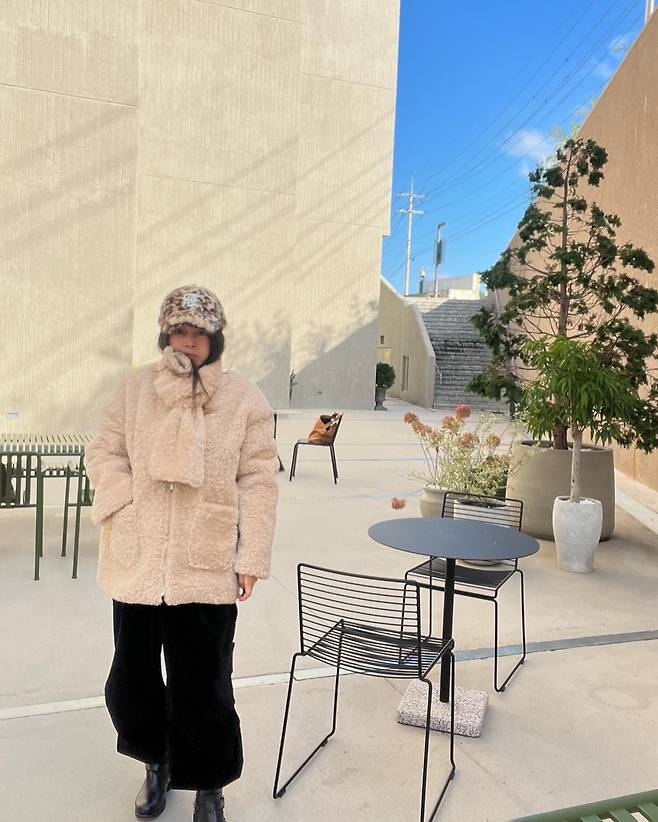 황신혜 60대 맞아 호피무늬 모자 쓰고 고급진 패션 뽐내 스타픽