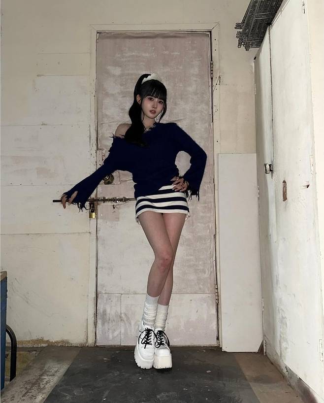 박남정 딸 시은 너무 짧아 아빠한테 혼나겠어 크롭 원숄더에 줄무늬 미니스커트룩 뷰티는 내운명