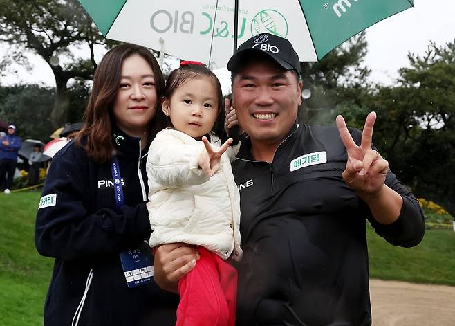 비거리 107위 이대한, 장타왕 장유빈 꺾고 15년 통산 첫승