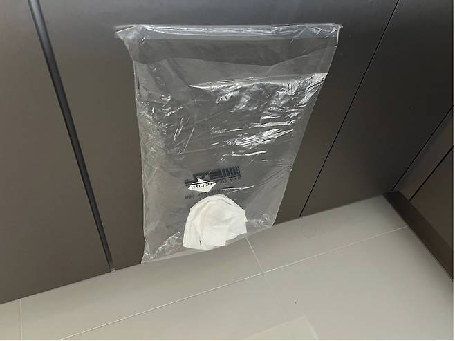 옷 포장 비닐 그냥 버리지 말고 싱크대에 붙이세요~ 주방이 편해집니다 오늘살림루틴