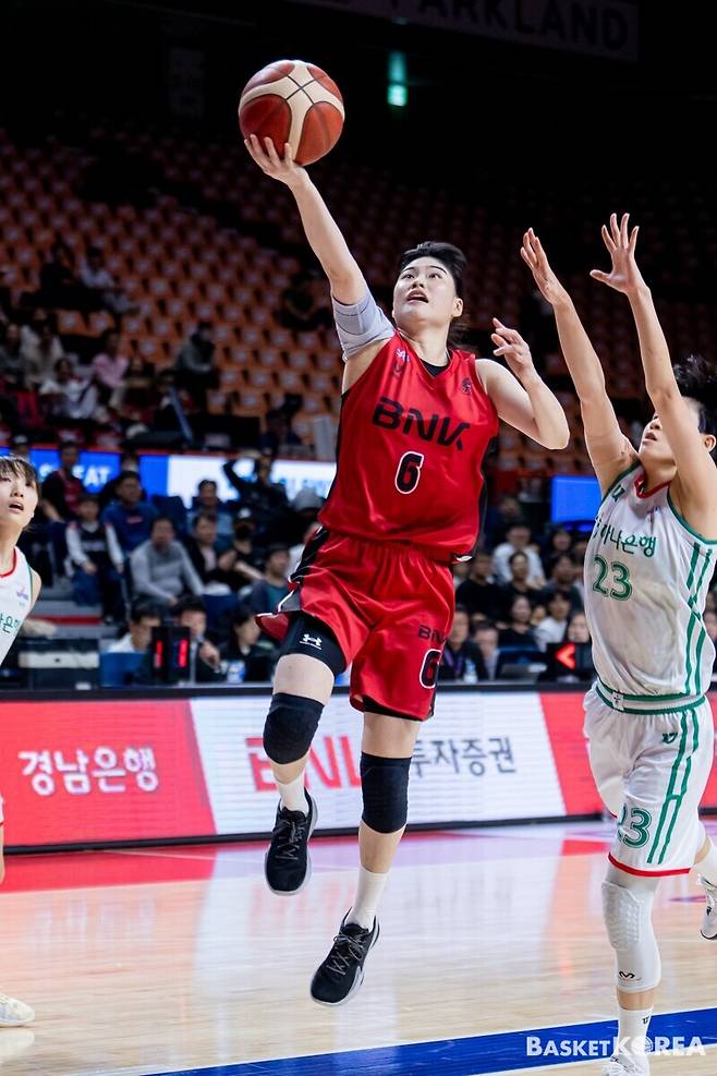 [BK 리뷰] '이소희-박혜진 쌍끌이' BNK, 홈에서 하나은행 잡고 5연승 신바람...1라운드 전승