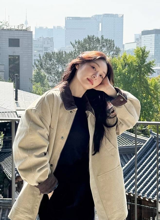 김연아 여왕의 민낯 툭 걸친 오버핏 재킷 꾸안꾸 가을 데일리룩 패션엔