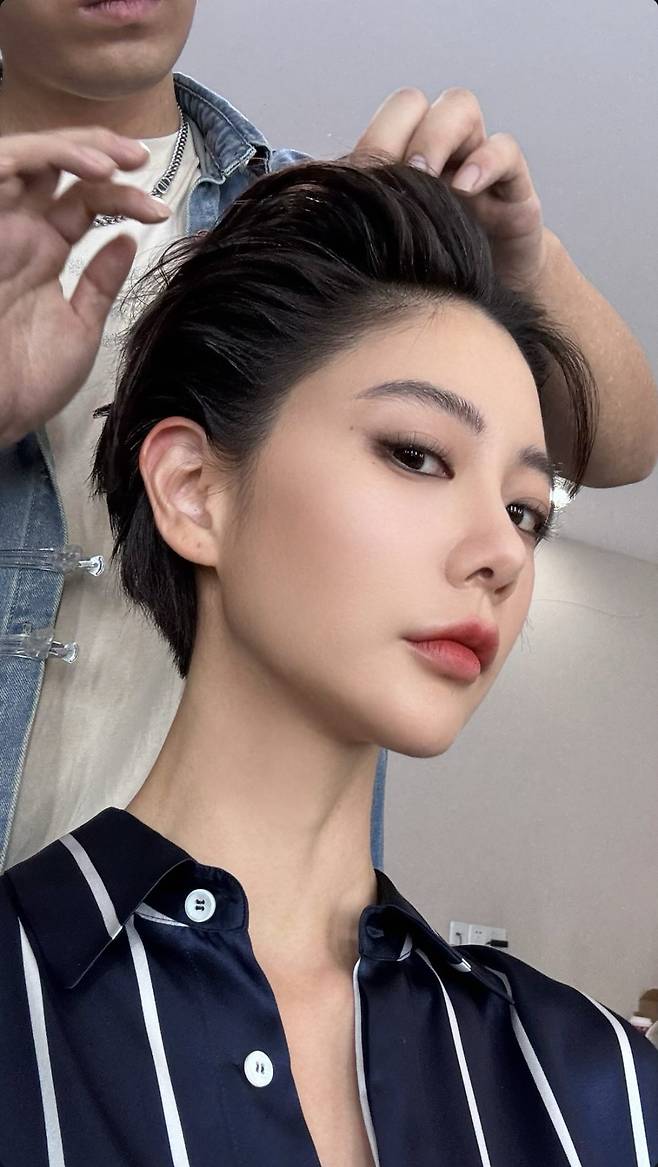클라라 심경 변화 있었나 긴 머리 싹뚝 스트라이프 실크 셔츠 셋업룩 뷰티는 내운명