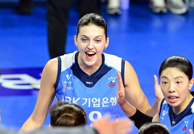 역시 럭키비키 Ibk기업은행 빅토리아 트리플크라운 大활약 Gs칼텍스 3 1 격파 파죽의 3연승