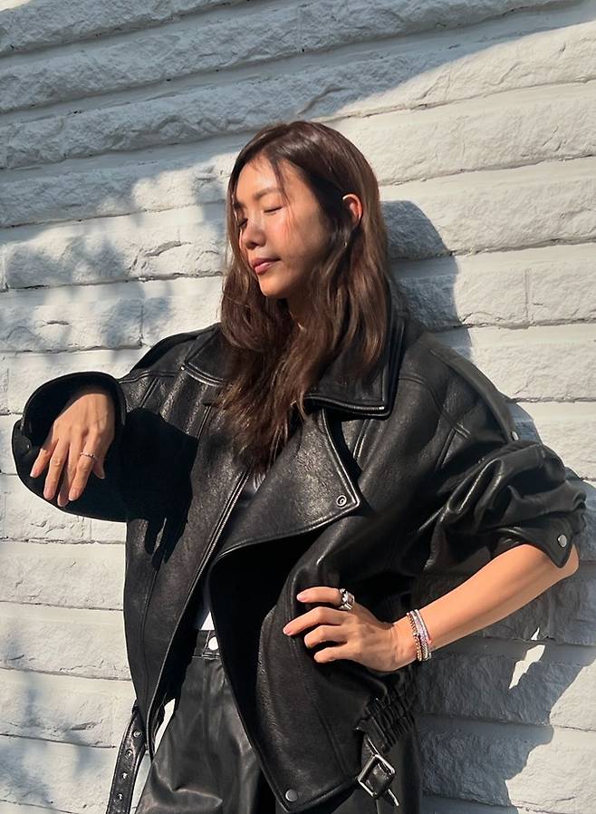 채정안 빨간 양말과 힙한 가가패션 가을 멋쟁이의 레더 재킷 슈트룩 패션엔